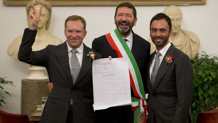 Burgemeester Rome legt wet naast zich neer en registreert 16 ...