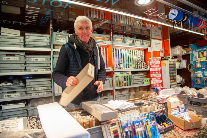 Yves (54) houdt na 32 jaar uitverkoop in zijn marktkraam met garen en ...
