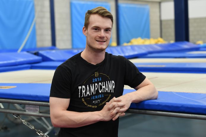 Milco Abrahams gaat voor het betere stuntwerk op en naast de trampoline ...