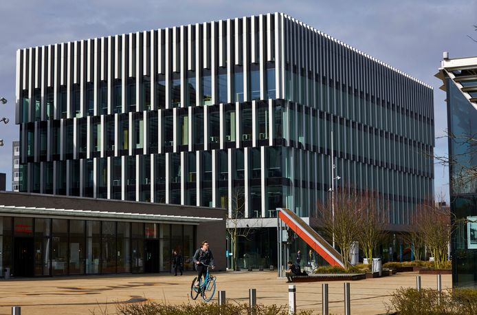 Erasmus Universiteit heropent gebouw na scheuren in vloer | Rotterdam ...