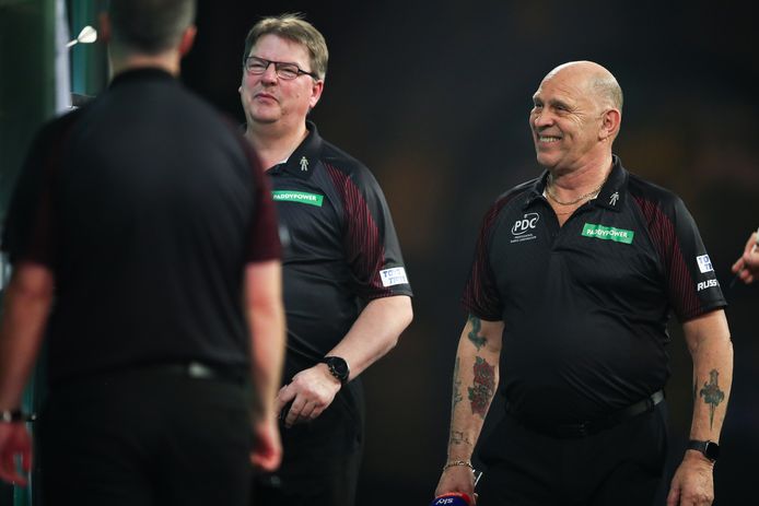 Afzwaaiend dartsicoon Russ Bray (66) verklapt mooiste ‘Nederlandse ...