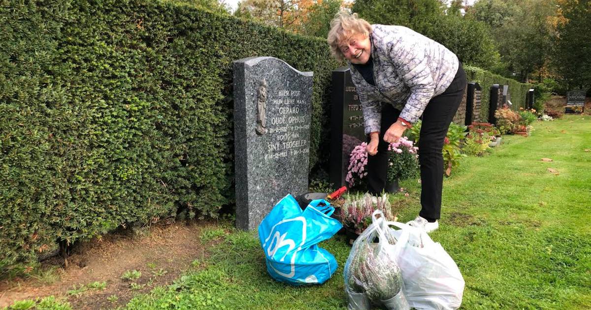 Als laatste in de familie zorgt Liny liefdevol voor het graf van haar ...