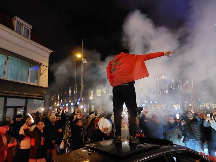 Utrechtse Marokko-supporters in extase na winst op Spanje, ME grijpt in ...