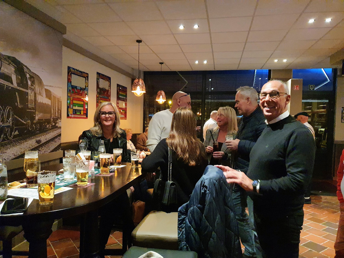 Café Terminus opent in voormalig café De Meeuw op Linkeroever | Foto ...