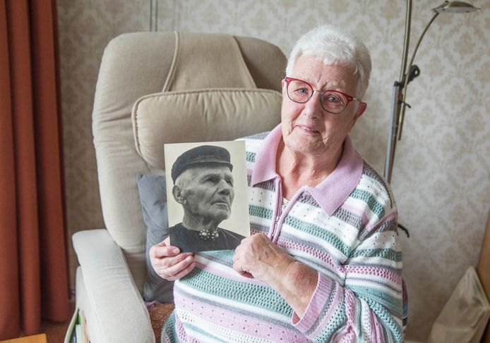 Lau Meliefste was de muze van Zeeland: Ansichtkaarten, schilderijen ...