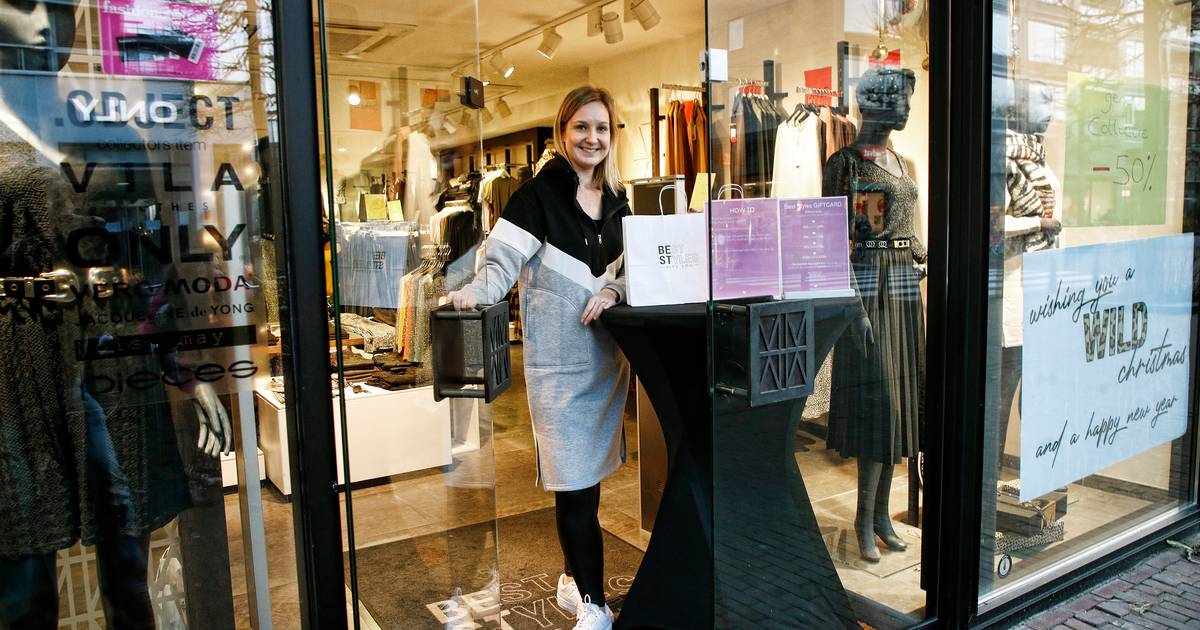In een lockdown verwacht je lege winkelstraten en donkere winkels, maar ...