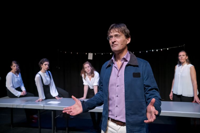 Voor de theaterversie van ‘De zin van het leven’ kruipt interviewer ...