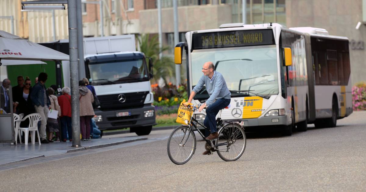 Bus en fiets groeien naar elkaar... als ze afstand leren nemen | Leuven ...