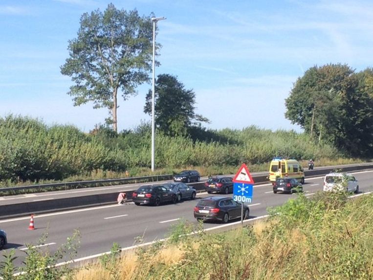 Lange file richting kust door twee kettingbotsingen op E40 | De Morgen