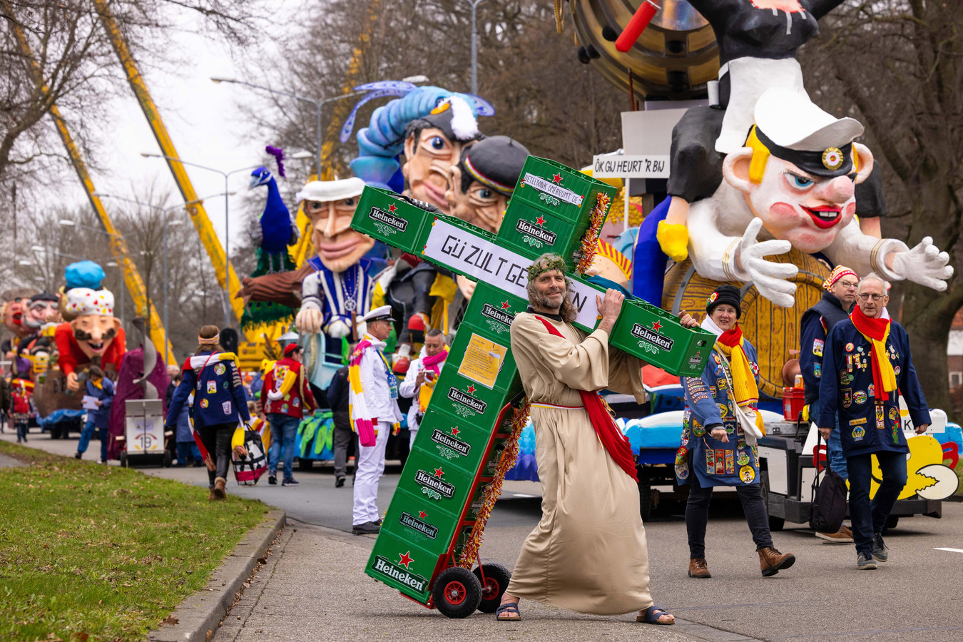 Steigerbouwer baart opzien als Jezus in Oeteldonkse optocht met kruis ...
