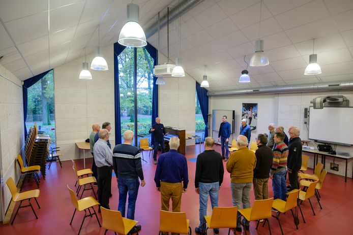 Mannen leren samen zingen: ‘Schaam je niet, durf je te uiten’ | Berkelland | tubantia.nl