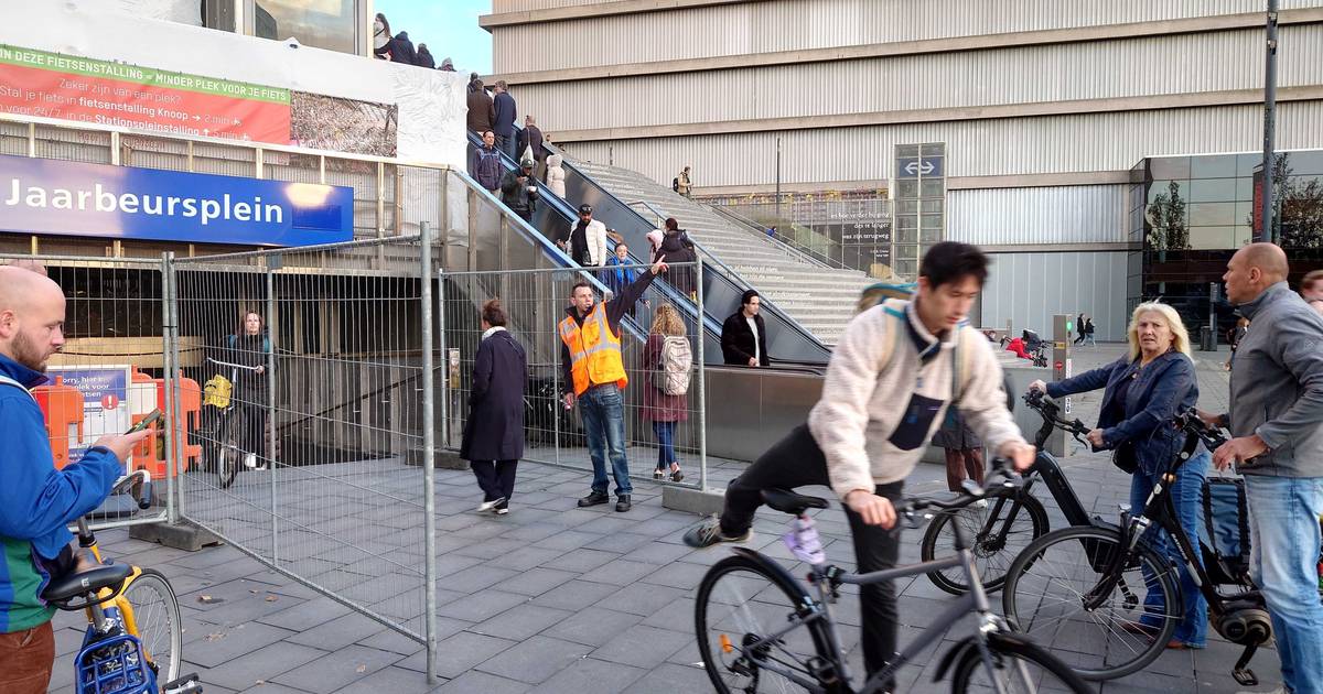 Stalling bij Utrecht Centraal per direct dicht om scheuren: wie fiets vandaag niet ophaalt, is ...