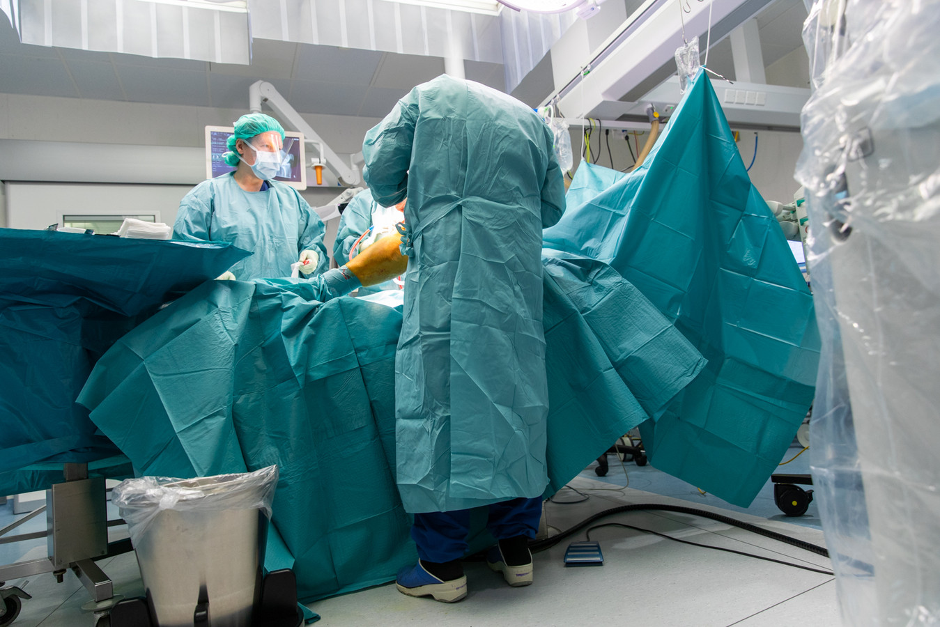 Nieuwe heup of knie? Robotarm Mako doet de operatie: ‘Patiënt is ...