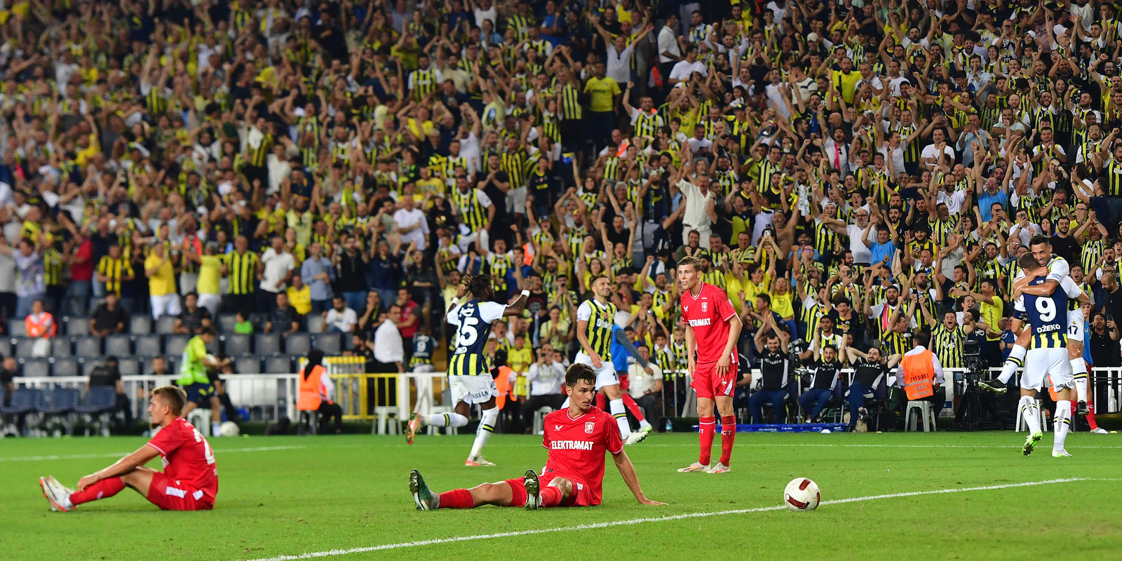 Rode kaart verandert alles voor FC Twente: ruim verlies bij Fenerbahçe ...