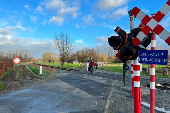 Drie onbewaakte overwegen minder op scholierenlijntje L82 | Erpe-Mere ...