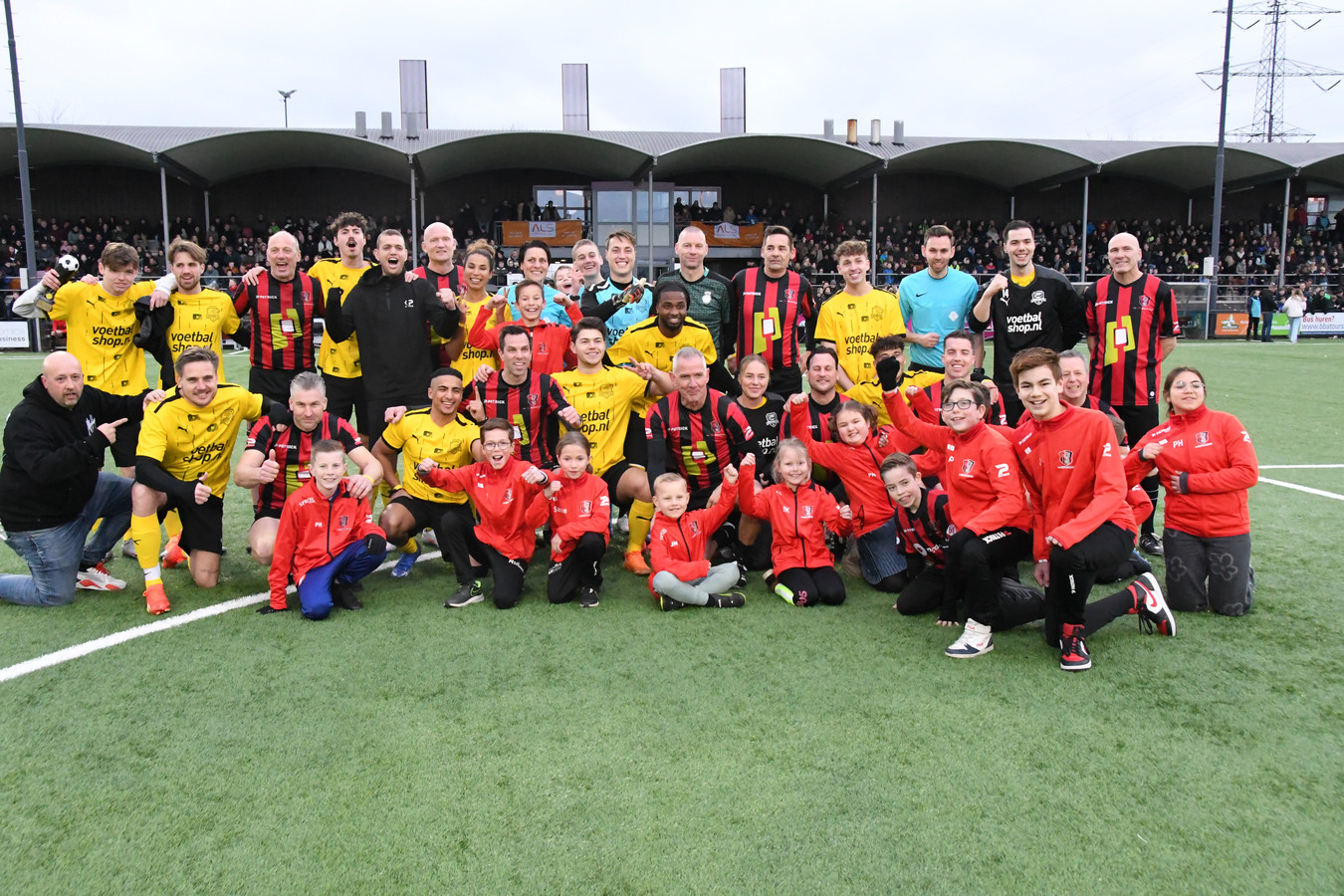 Compleet gekkenhuis bij duel van OJC met bekende youtubers en ...