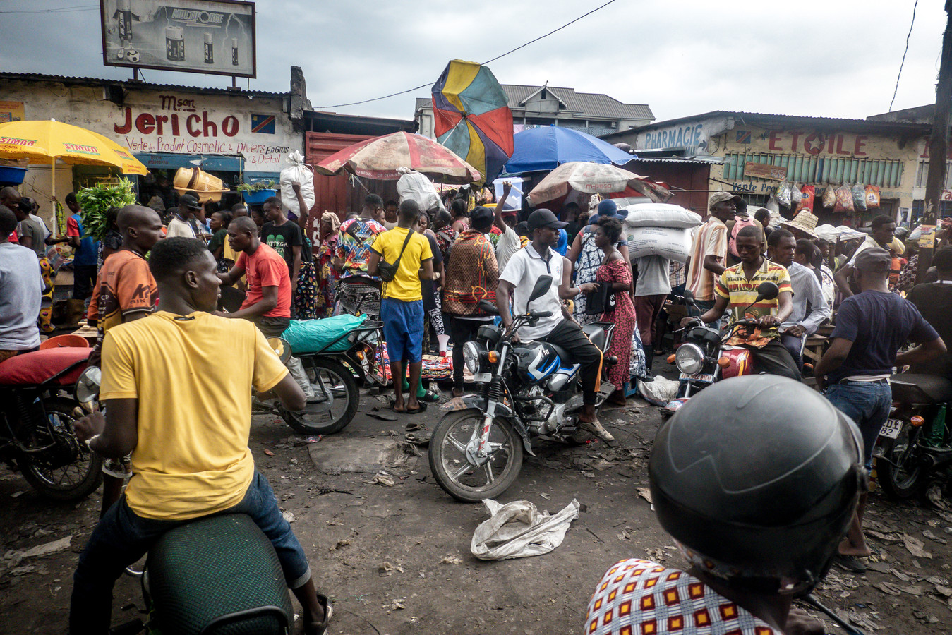 EXCLUSIEF. Kim Gevaert op bezoek bij haar ‘SOS-metekinderen’ in Kinshasa: “Mag ik een keer op ...