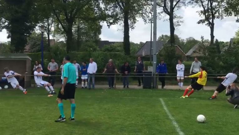 Tossen voor de aftrap? Deze teams tonen dat het veel amusanter én ...