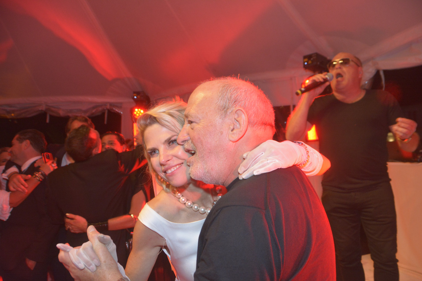 EXCLUSIEF. Wij schoven mee aan tafel op trouwfeest Tanja Dexters: “Openingsdans begon ...