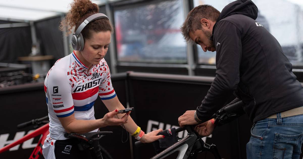 Mountainbikester Anne Terpstra uit Apeldoorn laadt zich na Spelen op ...