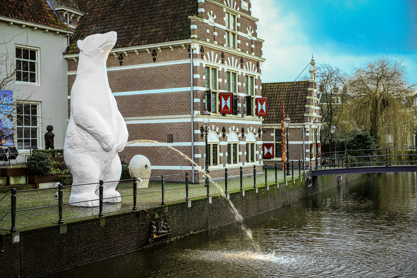 Spraakmakend beeld van ijsbeer 'plast' voorlopig in Groningse gracht ...