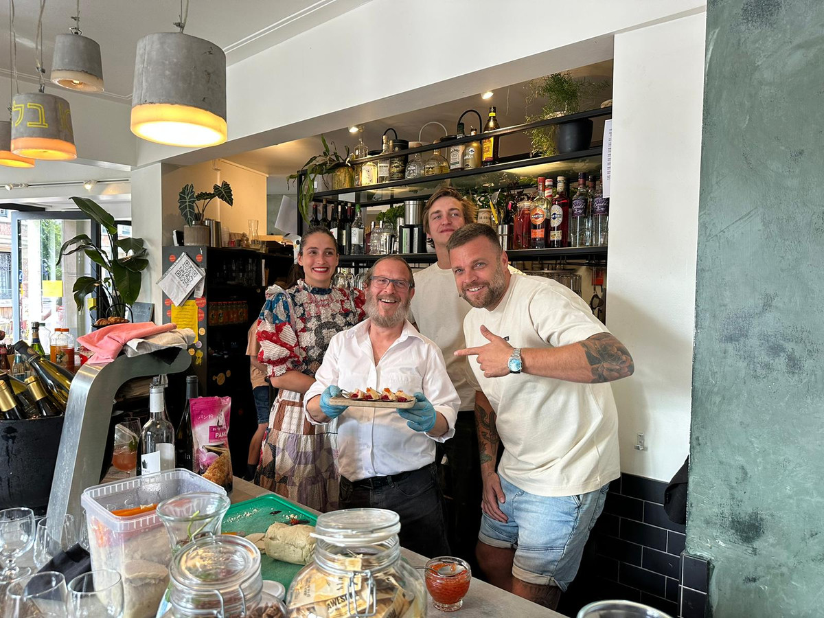 En plots wil iedereen bij Tulli (58) aan tafel: ‘Shalom allemaal!’-ster ...