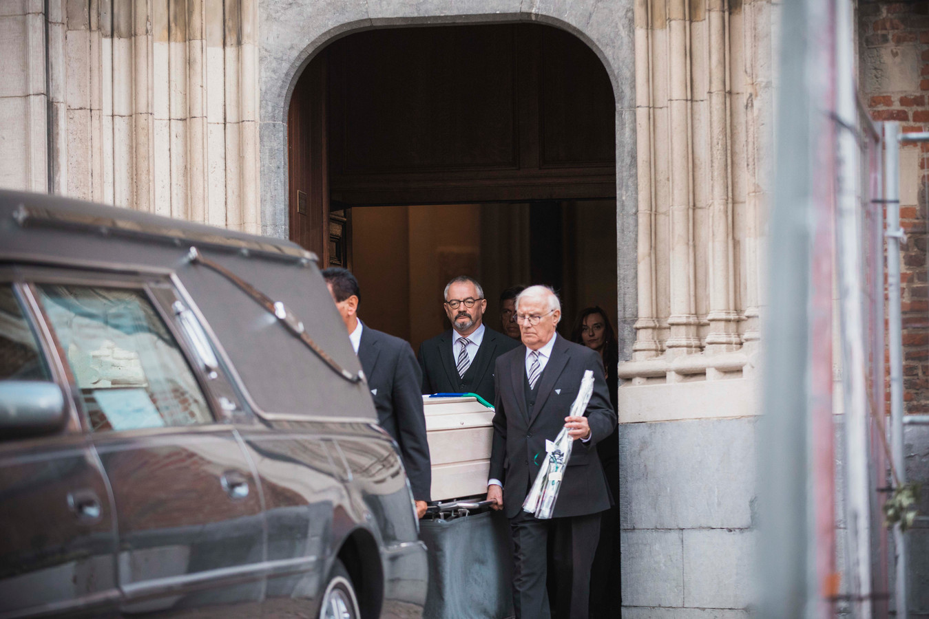 Bomvolle kerk neemt afscheid van Roland Demal, de papa van Axelle Red ...