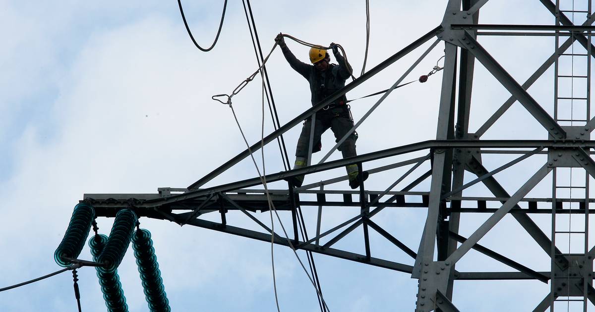 Apeldoorn wil hoogspanning overal in de stad ondergronds | Apeldoorn ...