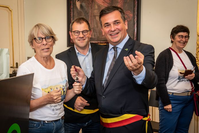 Mia Vercruysse gelauwerd als Ridder in de Kroonorde | Roeselare | hln.be