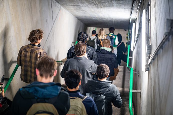 Passagiers geëvacueerd uit trein in HSL-tunnel in Rotterdam na ...