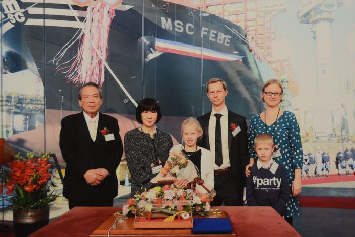 Febe (11) is meter van grootste containerschip ter wereld: “Keitof om ...