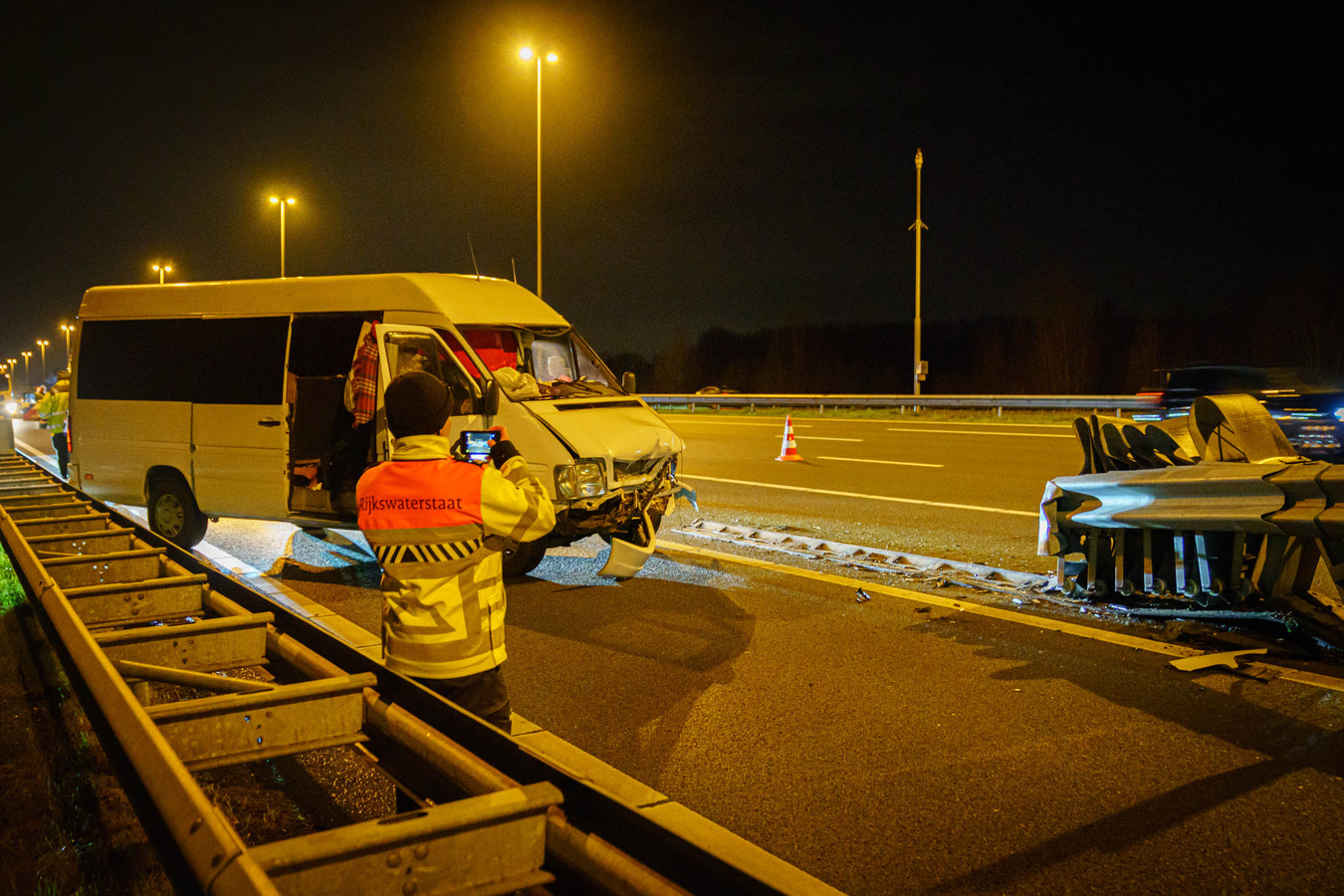 Duo raakt gewond na harde klap met bus op A12 | Foto | AD.nl