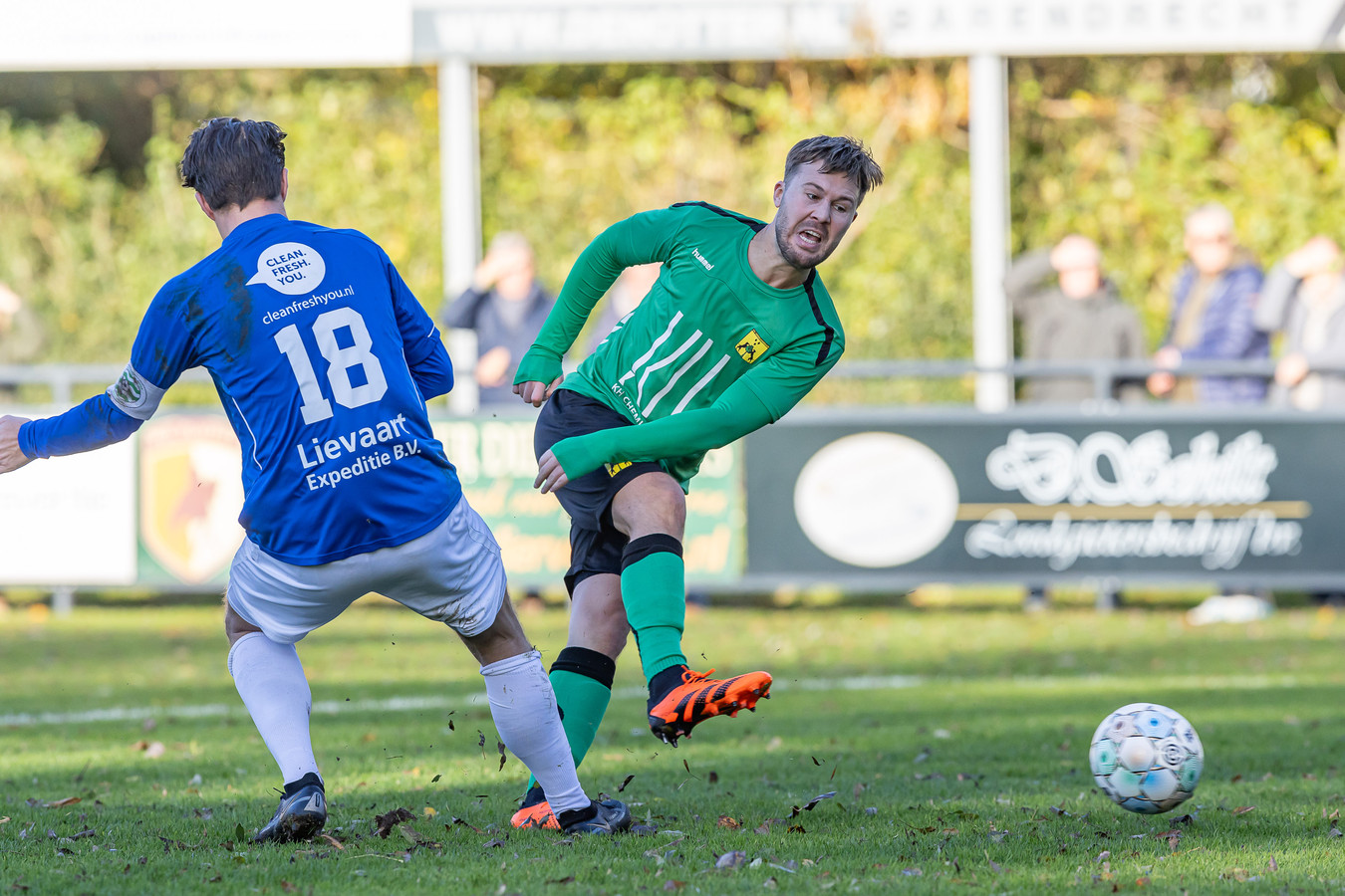 Vuren verspeelt 6-0 (!) voorsprong tegen tien man, 52-jarige keeper bij ...