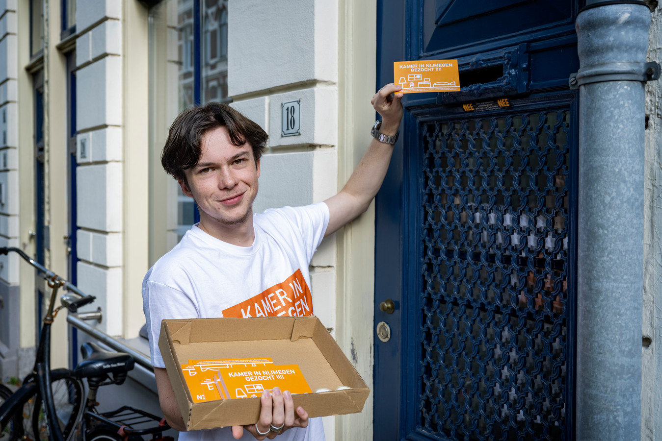 Wanhopige Max (21) gaat in actieshirt met 500 kaarten langs deuren, in ...