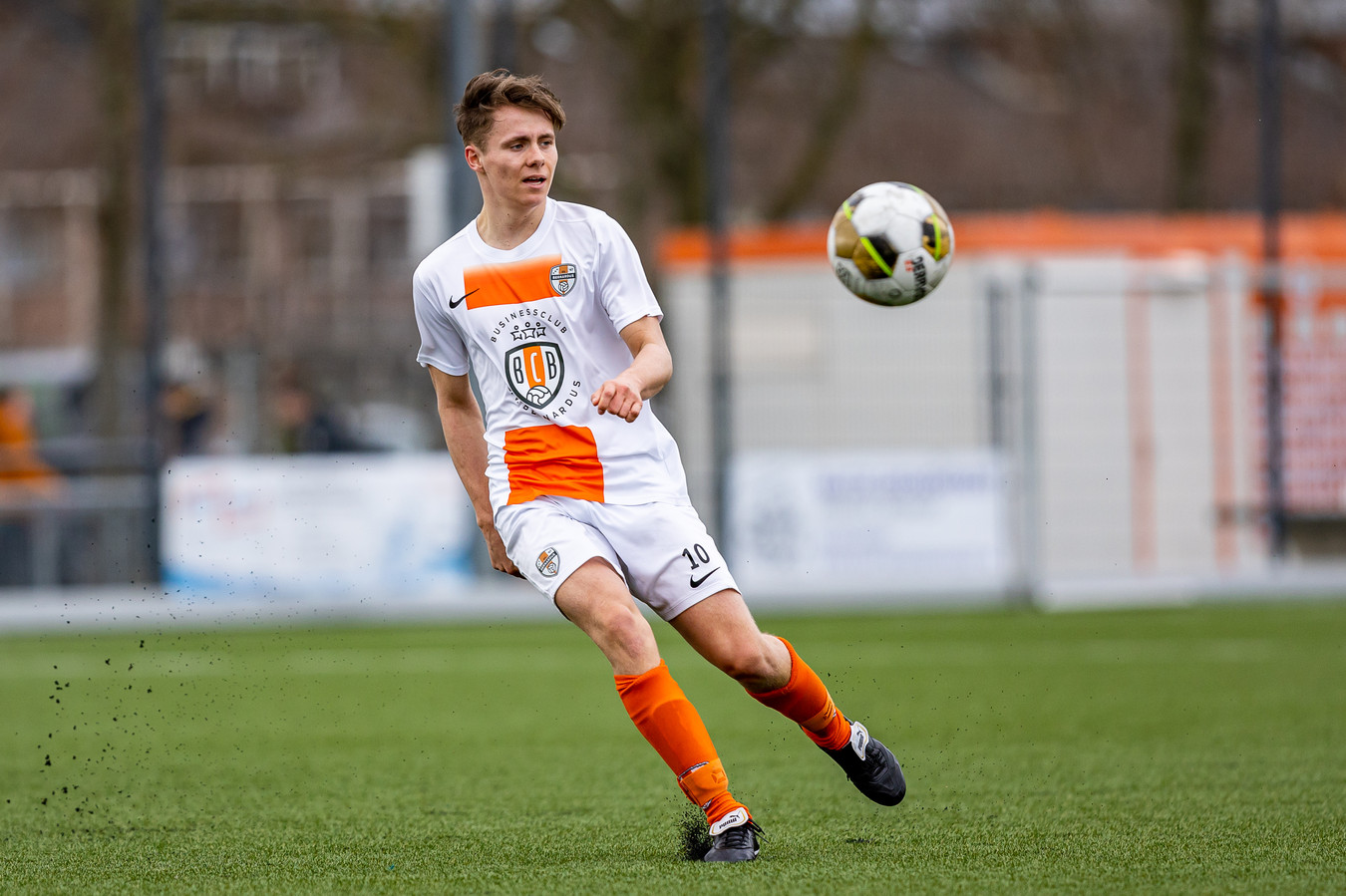 Bryan maakt zich boos over teamgenoten die de bloemetjes buiten zetten ...