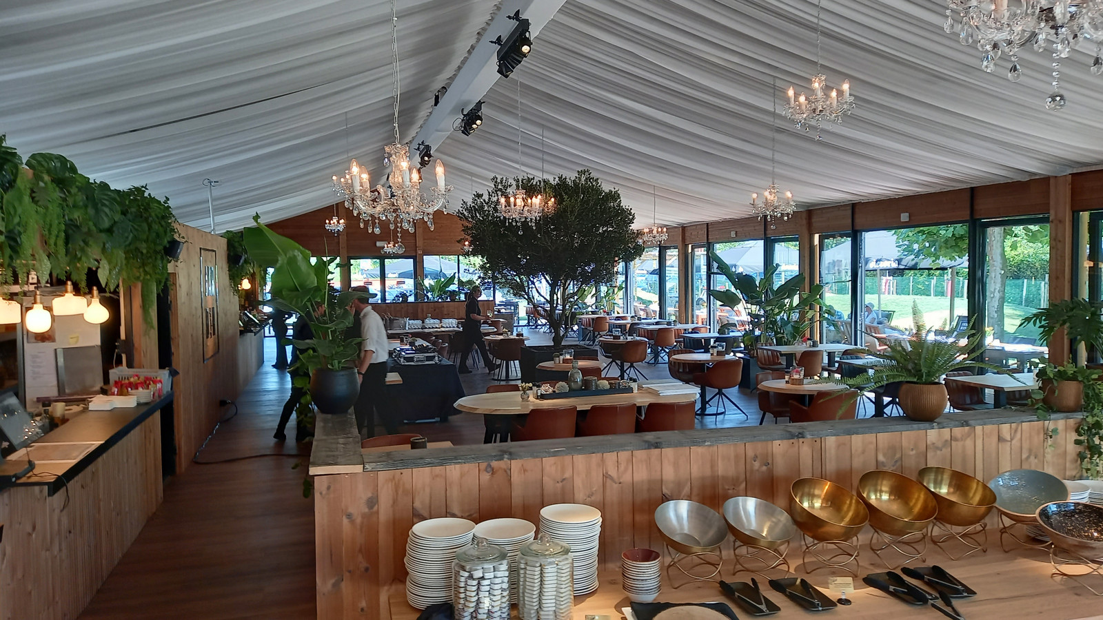 Van der Valk Hotel Beveren opent vernieuwde Jardin: “Grillrestaurant ...