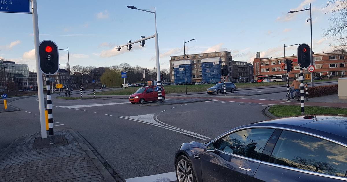Mag je bij rood licht over de stopstreep staan met je auto? | Auto | AD.nl