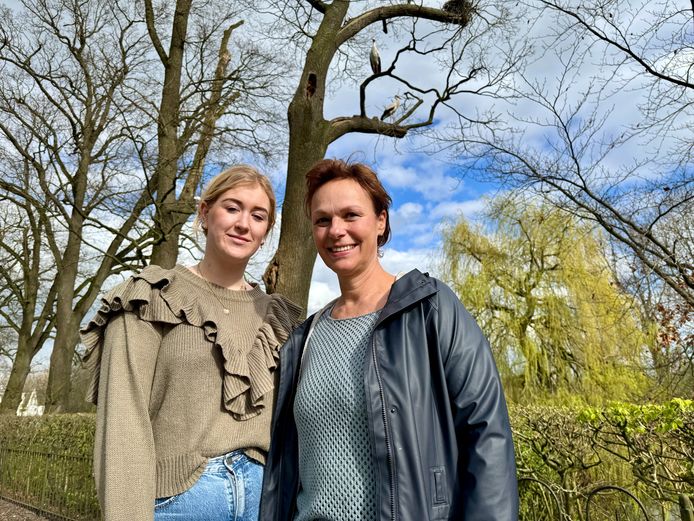 Alice en haar schoondochter Ilse praten al wandelend over ...