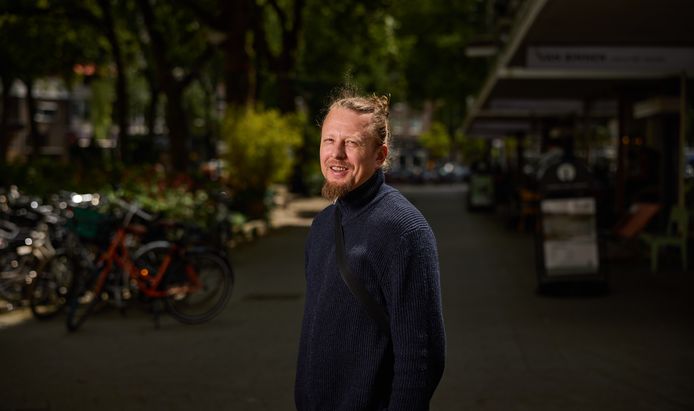 Na een jeugd vol feesten en drugs krijgt rebelse Thijs (47) een ...