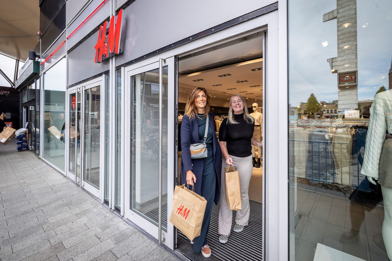 Rineke en Anne pinken traantje weg bij vertrek H&M uit Hengelo ...