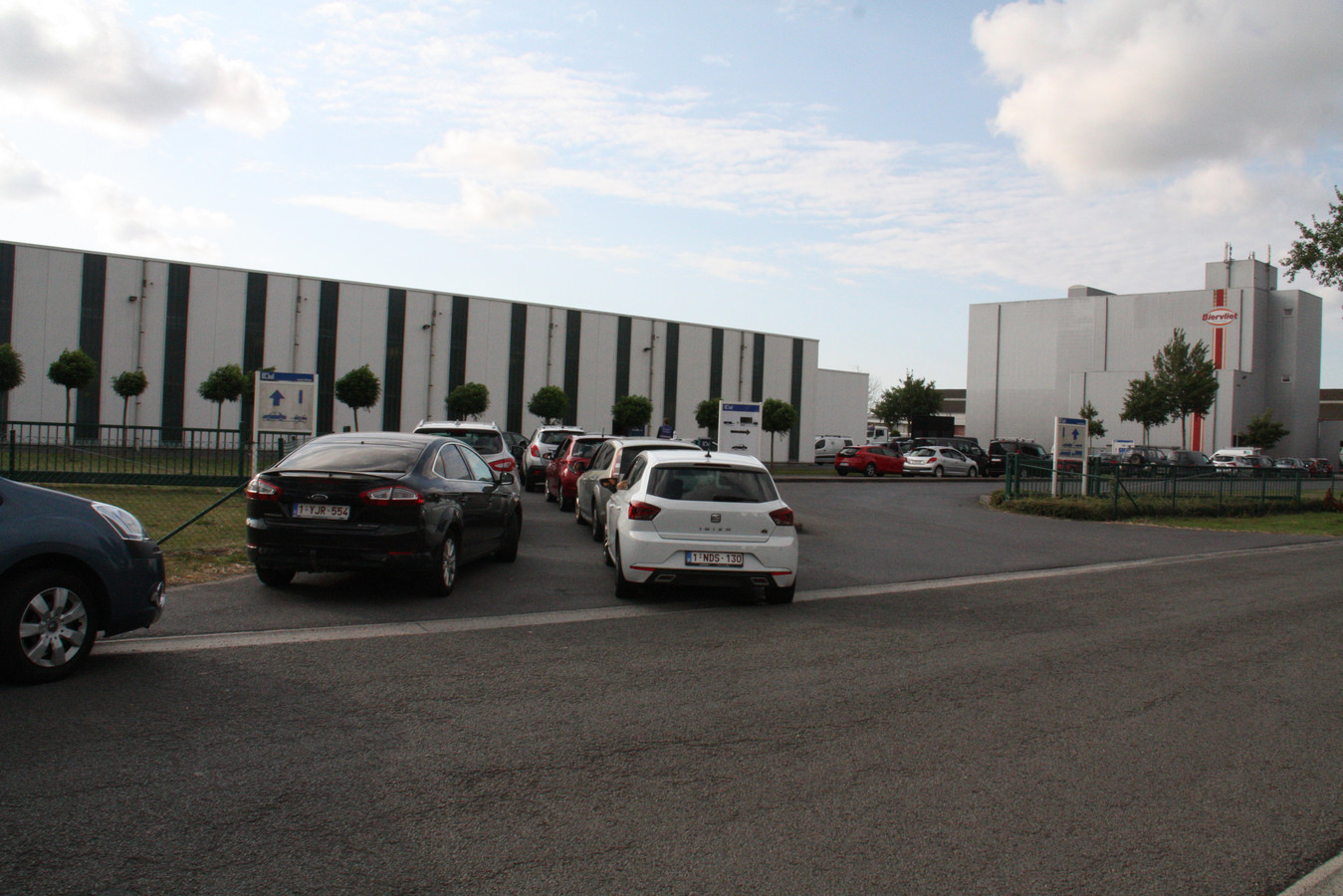 Eerste dag zonder afspraak zorgt voor lange rij bij autokeuring in ...