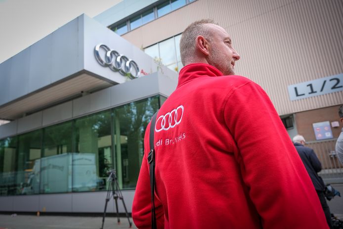 Medewerkers staan plots voor gesloten deuren van Audi-fabriek in Vorst ...