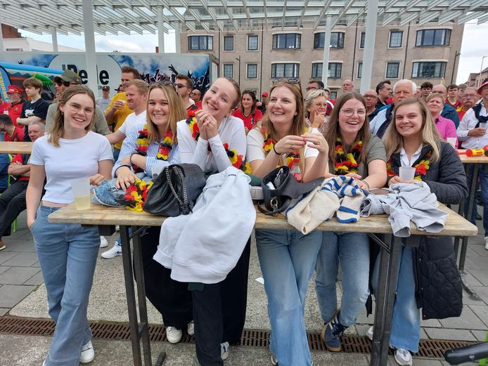 KIJK. 700-tal Rode Duivels-fans supporteren bij Road to the Final in ...