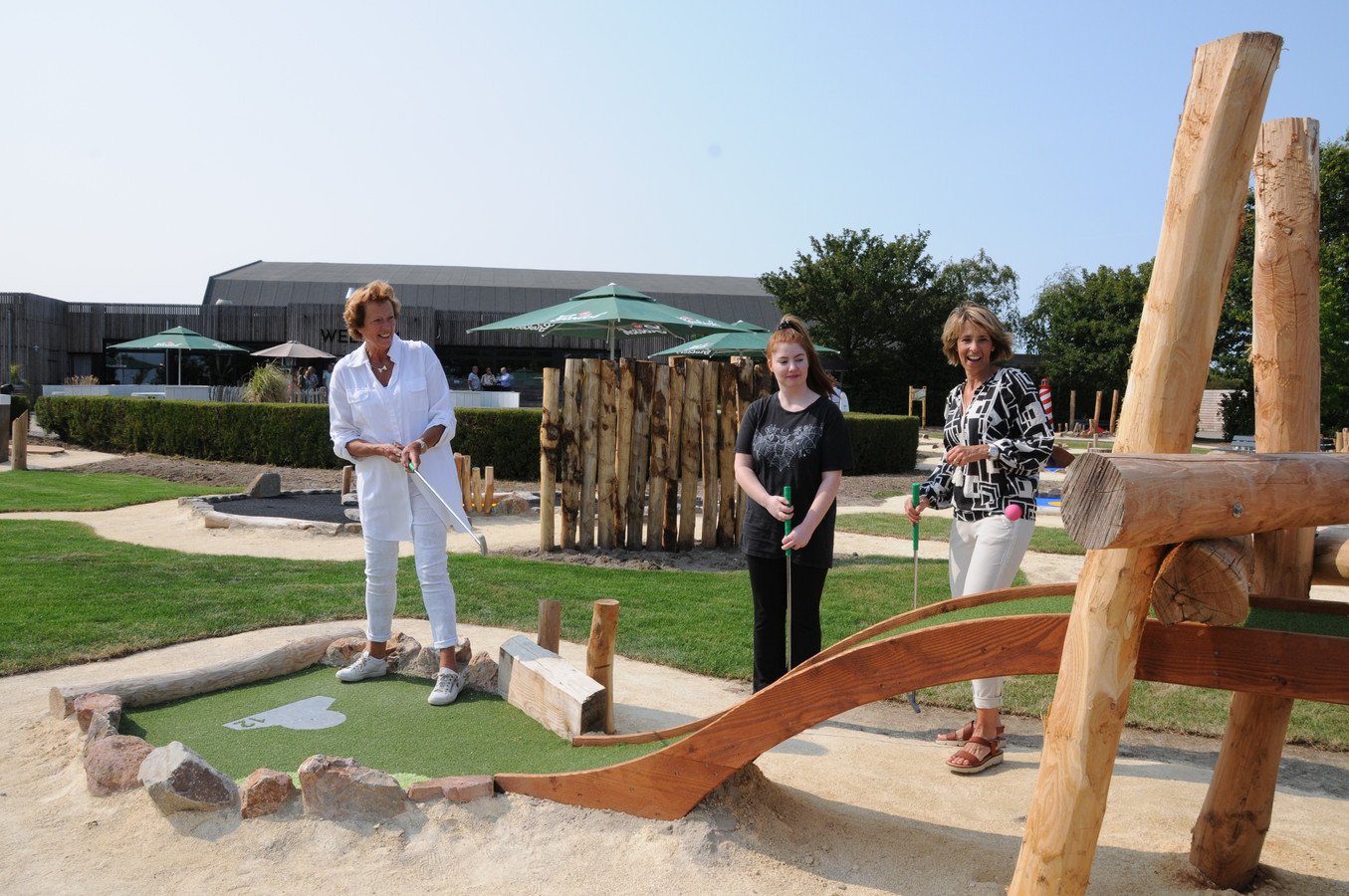 Een bal dwars door de vuurtoren van Haamstede slaan: dat kan op de ...