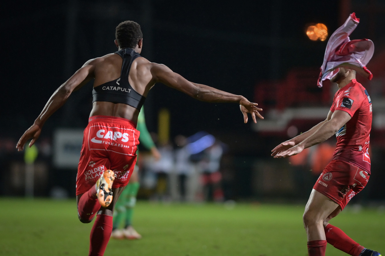 Muhammed Badamosi scoort in de derby zijn eerste goal voor KV Kortrijk ...