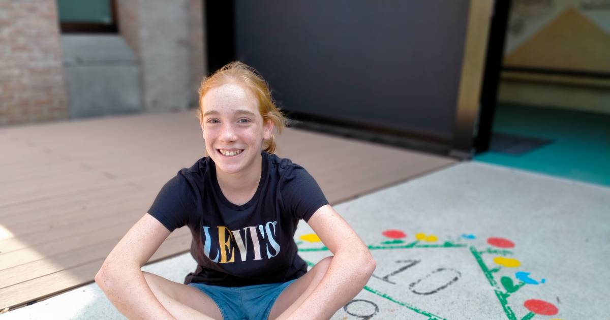 TERUG NAAR SCHOOL. Kyra (12) deelt schoolbank met leerlingen die vier ...