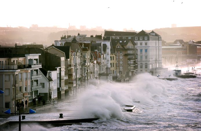 Dode en vijftien gewonden door storm in Frankrijk | Zware westerstorm ...