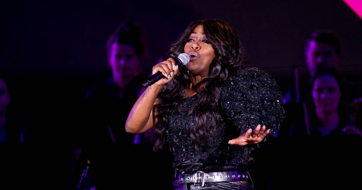 Berget Lewis zingt op Dordrecht Pride | Dordrecht | AD.nl