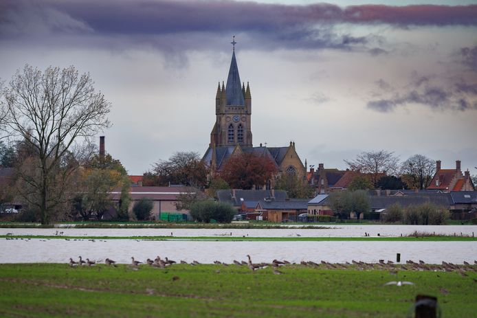 LIVE WATEROVERLAST WESTHOEK. Water trekt stilaan weg door droger weer ...