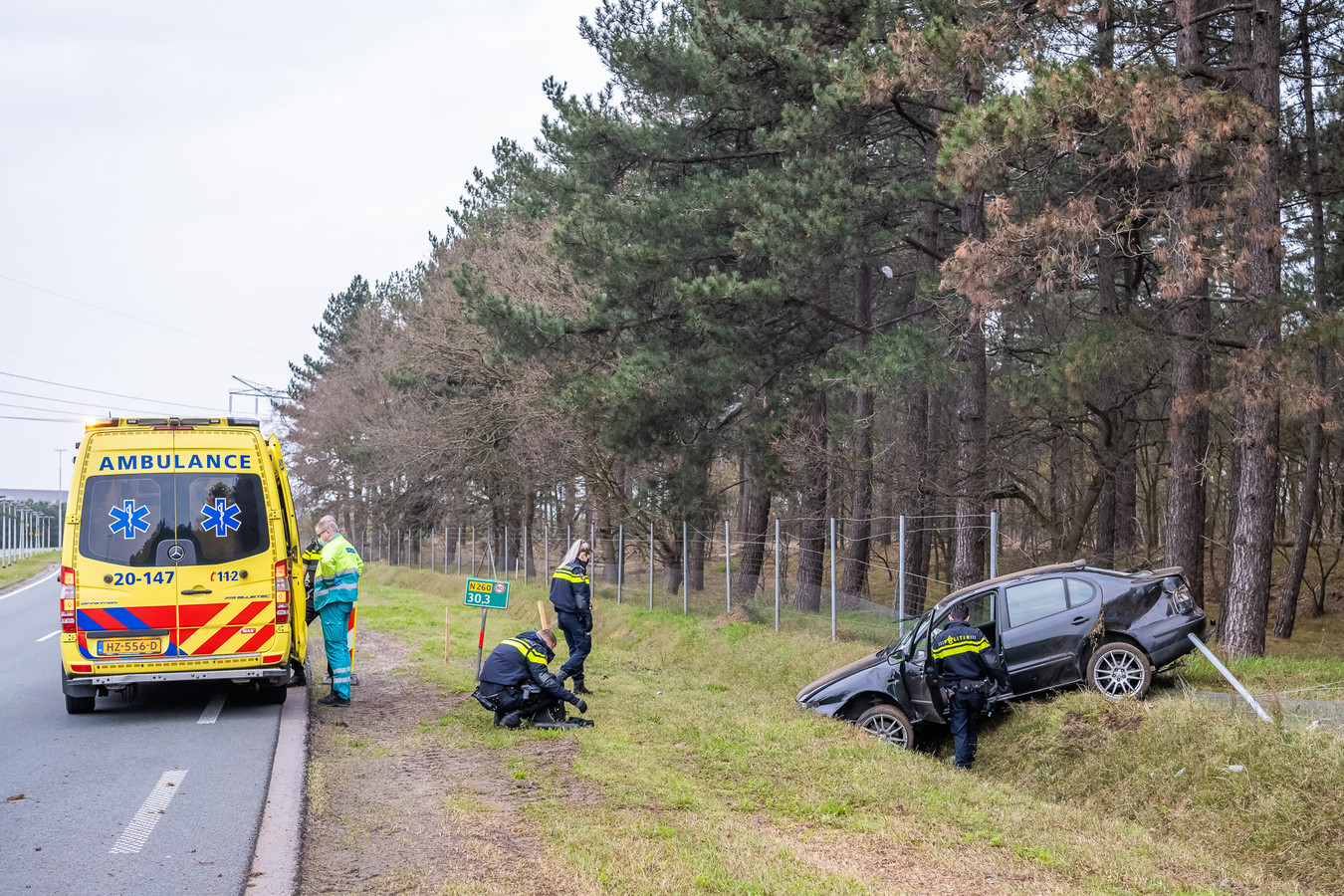 Bestuurder onder invloed van drugs verliest macht over het stuur en belandt in droge greppel ...